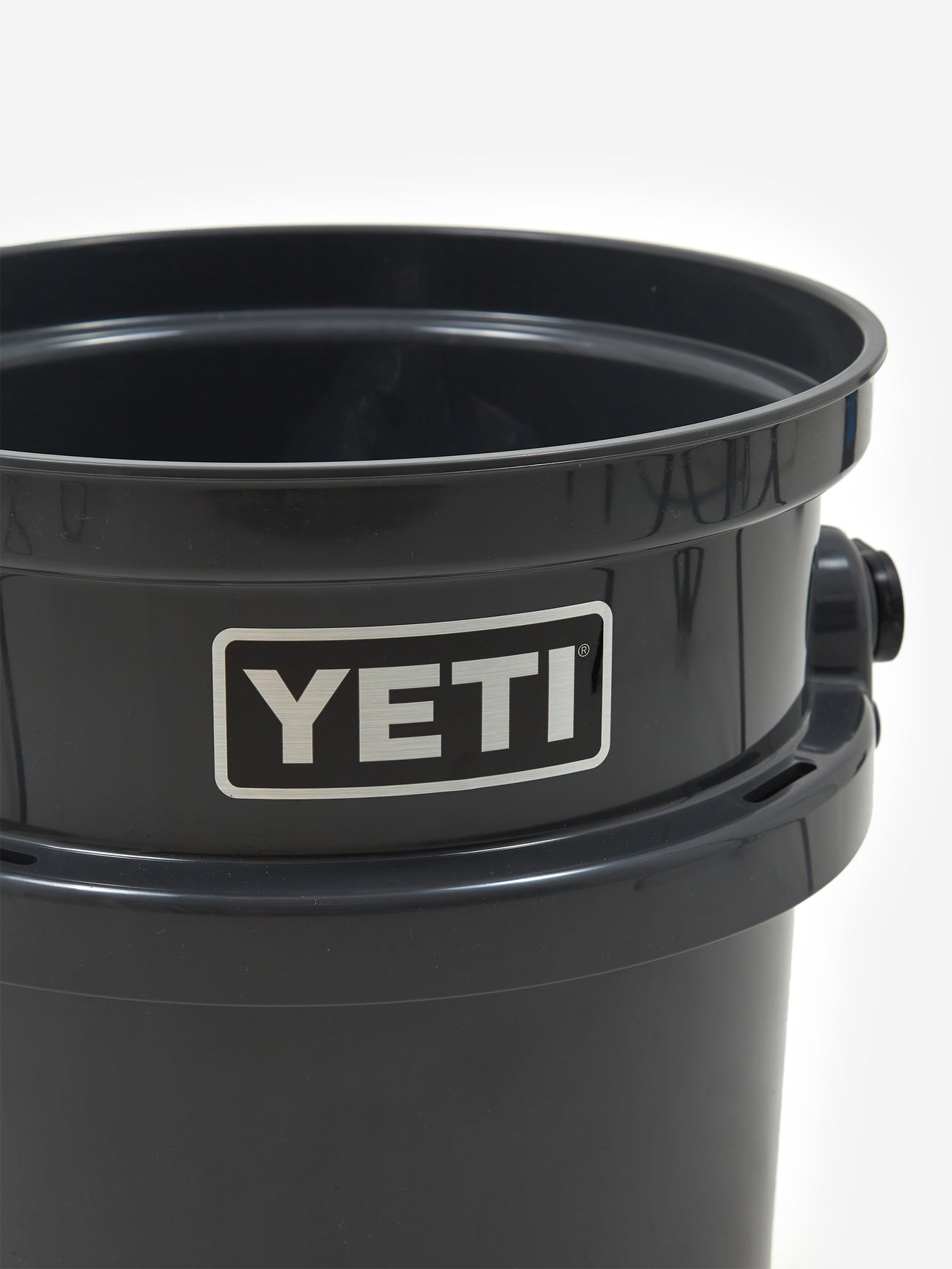 YETI Loadout Bucket - Charcoal – Goodhood