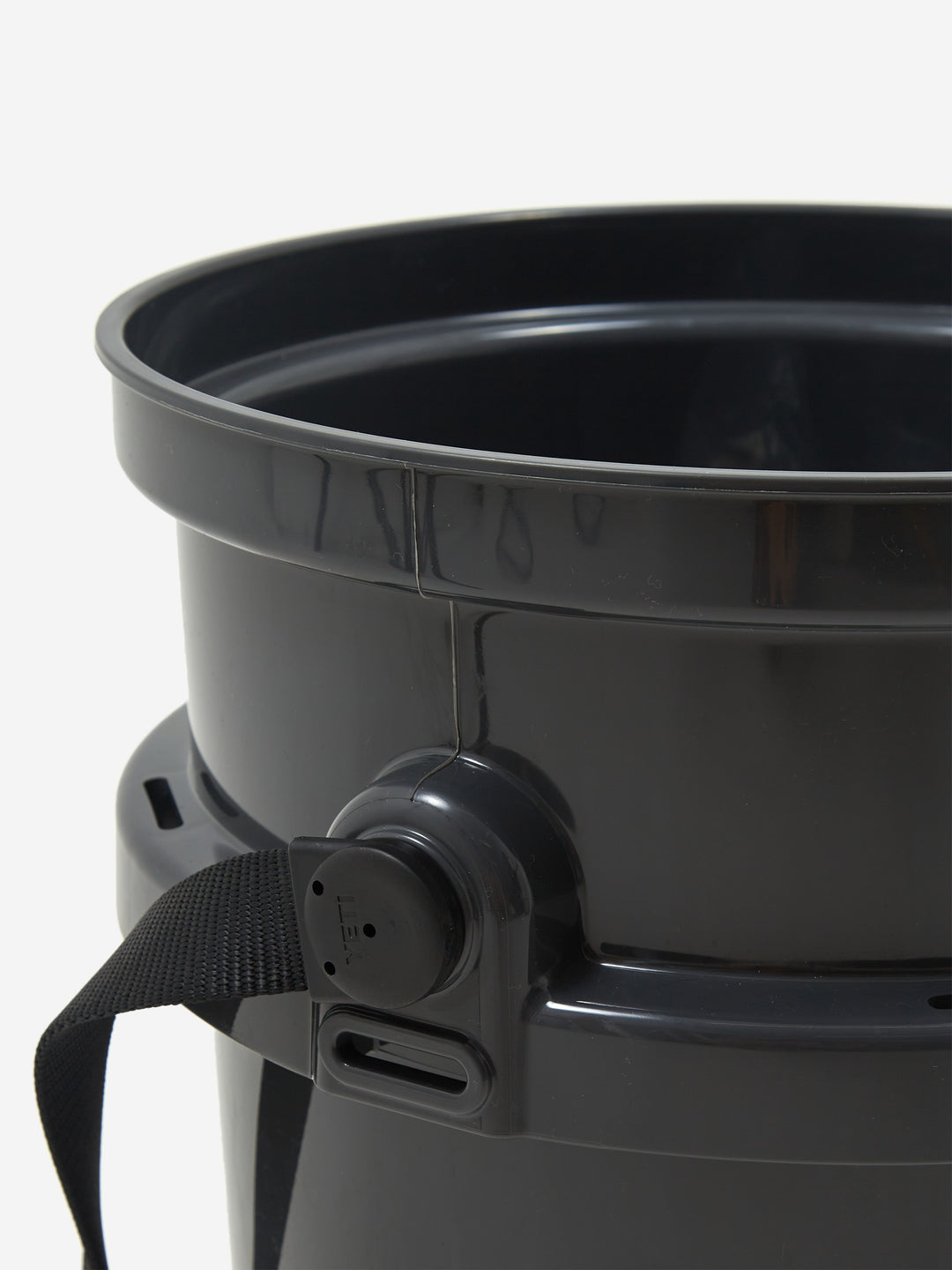 YETI Loadout Bucket - Charcoal – Goodhood
